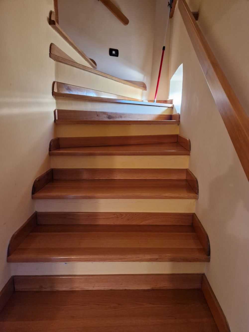 Scala con gradini rivestiti in legno - Impresa di Costruzioni Ing ...